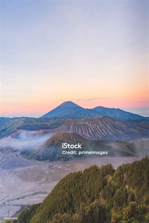 인도네시아 동자바의 브로모 칼데이라의 이른 아침 전망 유명한 화산 브로모와 세메루 화산을 배경으로 몇 화산의 화산 형성 0명에 대한 스톡 사진 및 기타 이미지 Istock