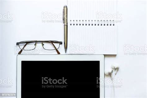 텍스트 공간 사무실 직장 사무실과 흰색 나무 테이블 공급 태블릿 데스크톱 컴퓨터 및 책 평면도 빛 0명에 대한 스톡 사진 및 기타 이미지 Istock