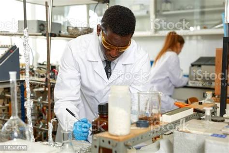 실험실에서 실험을 수행하는 실험실 과학자 결과 작성 Stem 주제에 대한 스톡 사진 및 기타 이미지 Stem 주제 과학 과학 실험 Istock