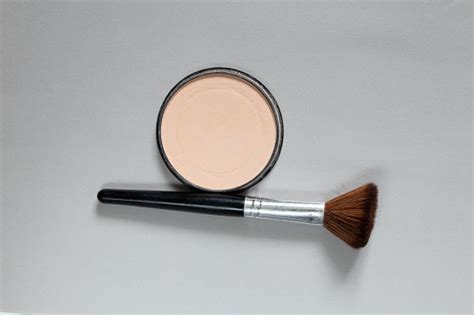 플라스틱 라운드 패키지의 파우더와 회색 배경의 브러시 여성 화장품 클로즈업 파운데이션 파우더 갈색에 대한 스톡 사진 및 기타