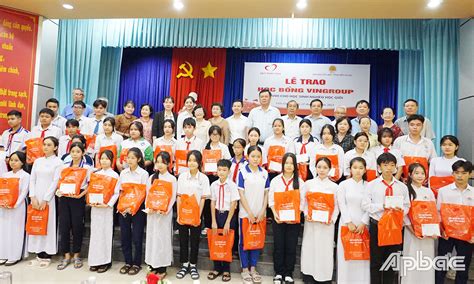 Trao học bổng Vingroup cho 90 học sinh có hoàn cảnh đặc biệt khó khăn