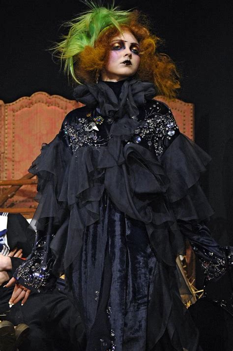 John Galliano Fall 2007 Runway Pictures In 2020 Fashion John