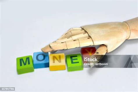 편지를 잡는 손 나무는 흰색 배경에 돈을 만드는 것입니다 교육에 대한 스톡 사진 및 기타 이미지 교육 기업 재무와 산업 남자 Istock