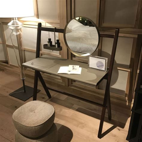 Modern Makeup Tables With Simple Yet Exquisite Designs