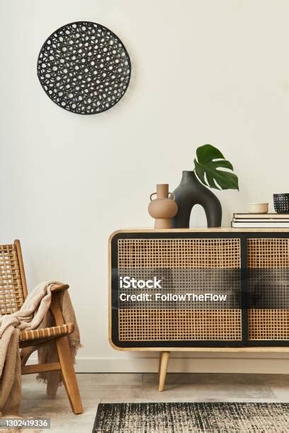 나무 콤 모드 디자인 안락 의자 카펫 꽃병잎과 독특한 가정 장식의 개인 액세서리와 현대적인 아파트의 세련된 스칸디나비아 거실 인테리어 템플릿 거실에 대한 스톡 사진 및 기타