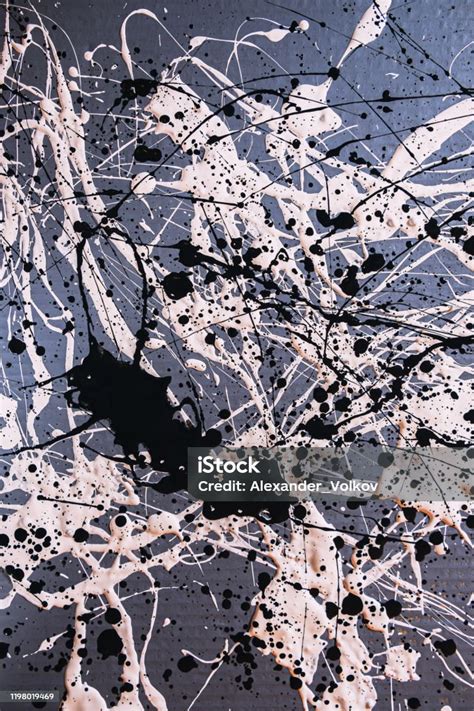 떨어지는 기술을 사용하여 그린 그림 흰색과 검은 색의 다른 색상을 혼합 선과 반점 수직 방향 3차원 형태에 대한 스톡 사진 및