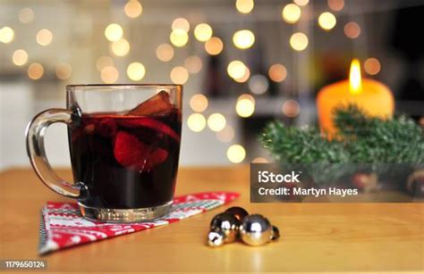 크리스마스 파티 기간 동안 시나몬 말린 오렌지 및 기타 향신료를 곁들인 멀드 와인 따뜻한 잔 부엌에 대한 스톡 사진 및 기타 이미지 Istock