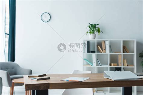 现代办公室装有文件夹书本和高清图片下载 正版图片502840250 摄图网