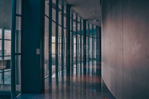 Los Edificios Altos Reflejan Luces De Ciudad Brillantes Foto De Archivo