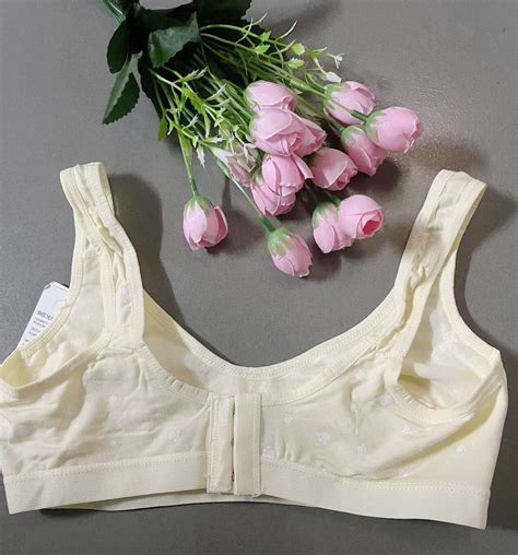 เสื้อชั้นในเด็กสาว มีตะขอหลัง ผ้าคอตตอล เนื้อนุ่ม สวมง่ายใส่สบาย อย่างดี Roco Underwear House