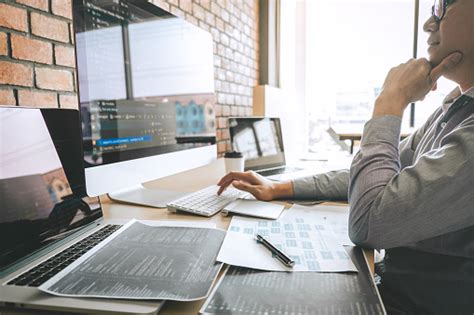 전문 개발자 프로그래머 소프트웨어 웹 사이트 디자인 및 코딩 기술 회사 사무실에서 코드 및 데이터베이스 작성 글로벌 사이버 연결 기술 개발에 대한 스톡 사진 및 기타 이미지