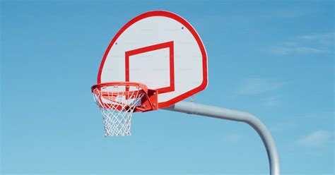 배경에 푸른 하늘이 있는 빨간색과 흰색 농구 골대 사진 Unsplash의 테 이미지
