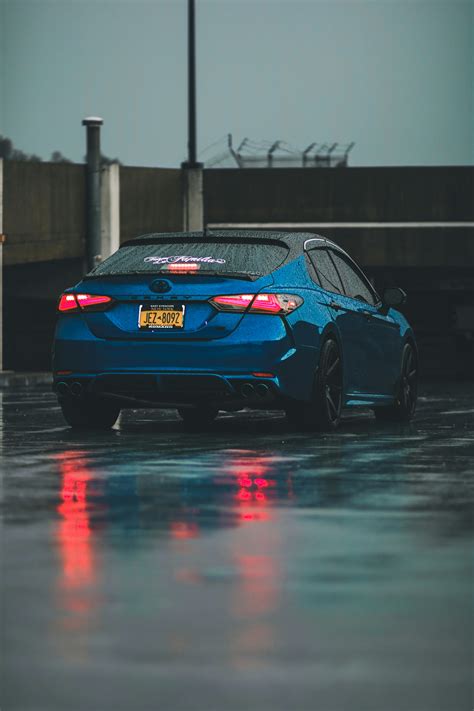 가로등 거리 고속도로 광택이 있는 도로 도시 설정 도시 풍경 도시 환경 도시의 도시의 불빛 메탈릭 블루 미등 반사 반짝반짝 빛나는 반짝이는 길 밤