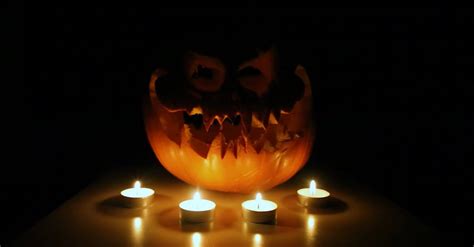 가을 귀신 같은 귀신 들린 떨어지다 랜턴 모든 성인의 축일 이브 무서운 무시 무시한 미스터리한 밤 불길한 불이 켜진 불타는 촛불 소름 끼치는 쉬는