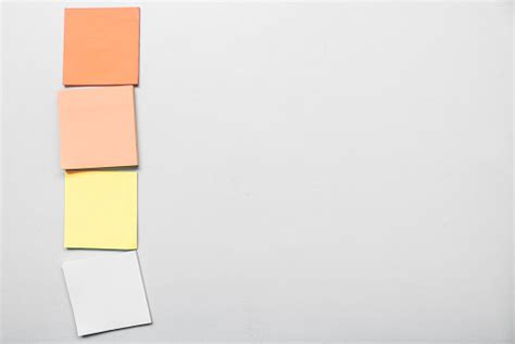 다른 빈 4 개의 다채로운 스티커 메모는 텍스트를위한 공간이있는 Gtay 배경에 격리되어 있습니다 텍스트의 위치 세로 빈 스티커 메모입니다 공간을 복사합니다 0명에 대한