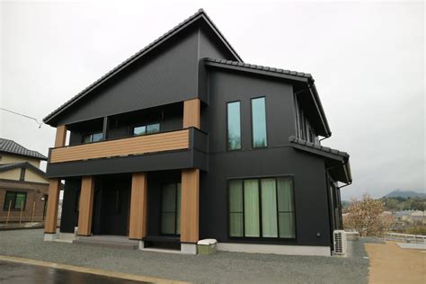 黒を基調としたシャープな家 有限会社サワケン住宅三春町