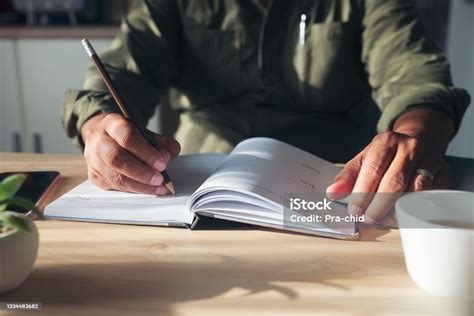 플래너 계획 일정 일정 및 알림 의제 집에서 온라인으로 작업 남자는 사무실 책상에서 일기에 매일 약속과 노트 휴가 여행을 계획
