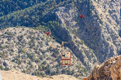 터키 안탈리아 지방의 타탈리 산 꼭대기로 이어지는 로프웨이의 케이블카 0명에 대한 스톡 사진 및 기타 이미지 0명 경관