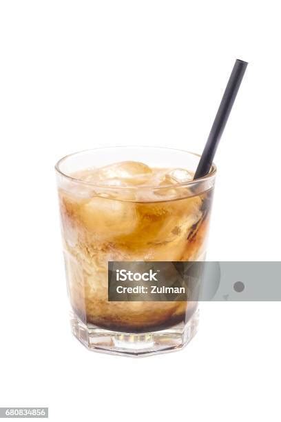 럼 콜라와 화이트 크림 우유 알코올 러시아 칵테일 유리의 닫습니다 0명에 대한 스톡 사진 및 기타 이미지 0명 감귤류 과일 다양 Istock