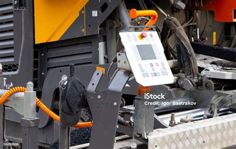 도 공사 중 아스팔트 포장 재료 기계를 운영 하 고 복구 작업자 작동 합니다 포장 재료 피니셔 아스팔트 피니셔 또는 포장 기계는