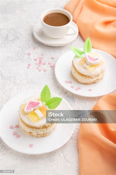 회색 콘크리트 배경과 오렌지 섬유에 커피 한 잔과 우유와 코코넛 크림장식 케이크 측면 보기 클로즈업 0명에 대한 스톡 사진 및