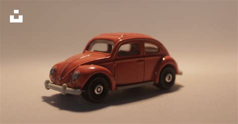 테이블 위에 앉아 있는 빨간 장난감 자동차 사진 Unsplash의 무료 다이캐스트 사진 이미지