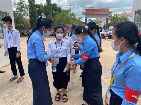 សកម្មភាពឆែកសំណៅឯកសារ និងឧបករណ៍អេឡិចត្រូនិកគ្រប់ប្រភេទពីបេក្ខជន សារព័ត៌មាន នគរវត្ត