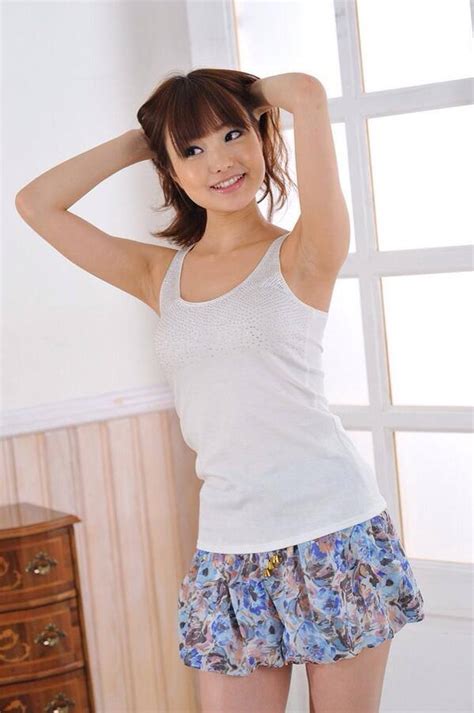 Gadis Cantik Dengan Ketiak Hot Sexy Mulus Sekali Kulit Mulus Wanita Muda