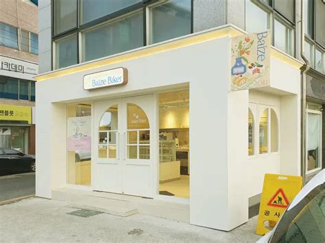 화이트톤 깔끔한 외관 포인트의 베이커리인테리어 서산 석남동