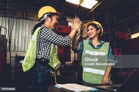 제조 워크숍에서 함께 성공을 축하하는 두 명의 공장 작업원이 있습니다 2명에 대한 스톡 사진 및 기타 이미지 2명 공장 산업 건물 엔지니어 Istock