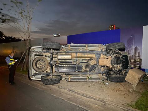 បុរសម្នាក់បើករថយន្តលឿនបួងចង្កូតមិនទាន់ឡើងលើខឿនផ្លូវទៅបុកបង្គោលភ្លើងបំភ្