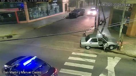 Escaparon De Un Control Policial A Toda Velocidad Y Chocaron Contra Un Poste De Luz En Lanús