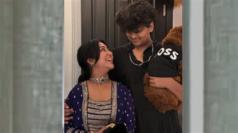 Vijayalakshmi Darshan ನೀಲಿ ಬಣ್ಣದ ಡ್ರೆಸ್‌ನಲ್ಲಿ ಮಿಂಚಿದ ವಿಜಯಲಕ್ಷ್ಮೀ ದರ್ಶನ್‌ ಪುತ್ರ ವಿನೀಶ್‌ ಜತೆಗಿನ