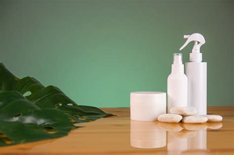 나무로 되는 배경에 상표를 붙이기를 위한 화장용 병 그리고 빈 상표의 세트 0명에 대한 스톡 사진 및 기타 이미지 0명 갈색 건강한 생활방식 Istock