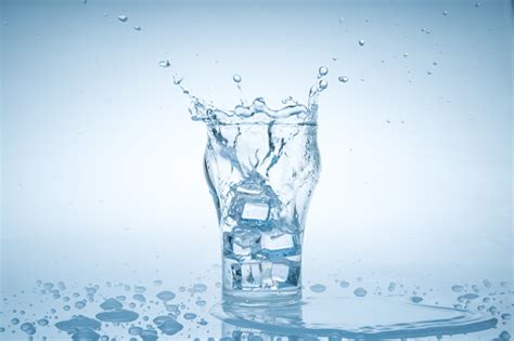 얼음 조각이 물 잔에 떨어졌습니다 맑은 유리에서 물이 튀었다 신선한 개념 가득 찬에 대한 스톡 사진 및 기타 이미지 가득 찬 광물질 기포 Istock