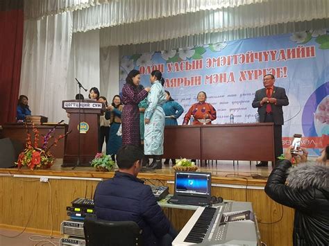 Дархан бэр үүдэд хүндэтгэл үзүүллээ