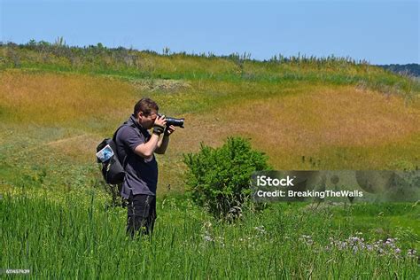 맑은 하늘을 배경으로 잔디밭에서 사진을 찍는 사진작가 35 39세에 대한 스톡 사진 및 기타 이미지 35 39세 Khotyn 남자 Istock