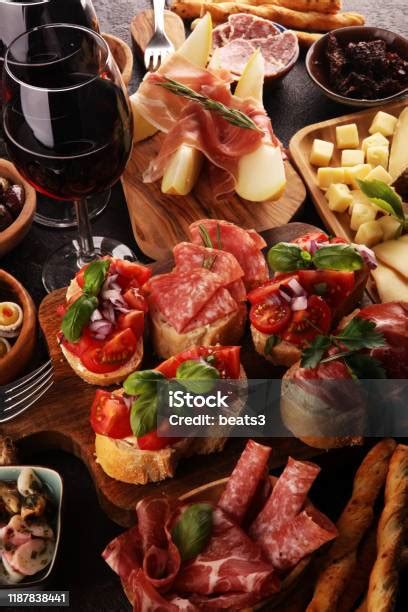 이탈리안 안티파스티 와인 스낵 세트 치즈 종류 지중해 올리브 해산물 샐러드 프로슈토 디 파르마 토마토 멸치 와인 잔 0명에 대한 스톡 사진 및 기타 이미지 Istock