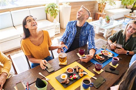 레스토랑에서 점심을 먹는 친구들 햄버거를 먹고 패스트 푸드 레스토랑에서 즐기는 쾌활한 젊은이들 3 명에 대한 스톡 사진 및 기타 이미지 Istock