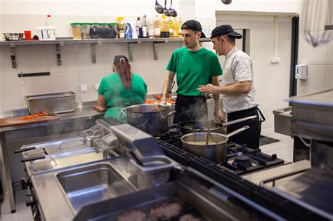 패스트 푸드 레스토랑 주방에서 일하는 백인 여성 및 남성 동료 20 24세에 대한 스톡 사진 및 기타 이미지 20 24세 25 29세 3 명 Istock