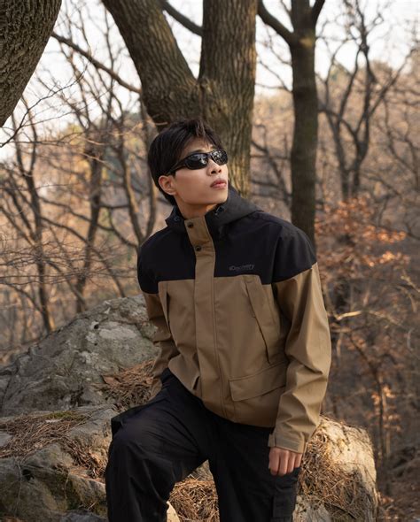 성 태용 광고 Discoveryexpeditionkr 🏔️ 바람막이 하나로 정상까지 등산 갈 때뿐 아니라 요즘 같은 변덕스러운 날씨엔 바람막이는 선택 아닌