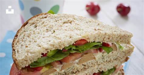 흰색과 빨간색 물방울 무늬 프린트 세라믹 머그에 햄과 치즈를 곁들인 빵 사진 Unsplash의 무료 햄버거 이미지