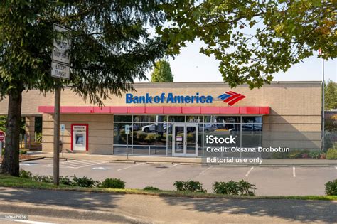 화창한 날에 빈 주차장이있는 뱅크 오브 아메리카 의 사무실 건물 입구 에버렛 워싱턴 미국 2022년 10월 0명에 대한 스톡 사진 및 기타 이미지 Istock
