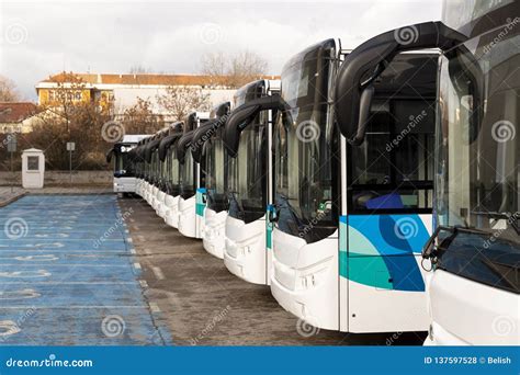 Nuevos Autobuses Modernos En El Lpg Foto De Archivo Imagen De Recorrido Limpio 137597528