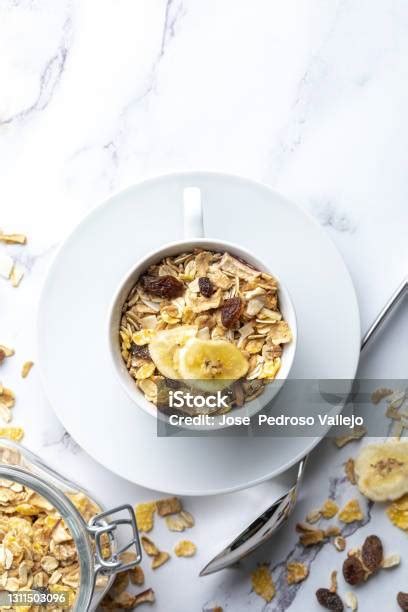 아침 식사로 통곡물이 있는 우유 그릇 말린 과일과 말린 과일을 곁들인 뮤즐리 복사 공간을 가지고 있습니다 가벼운 배경에 0명에 대한 스톡 사진 및 기타 이미지 Istock