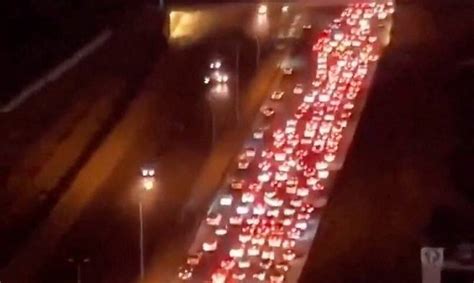 텅 빈 이란의 심장 고속도로 10시간 갇혔다” 테헤란 피난길