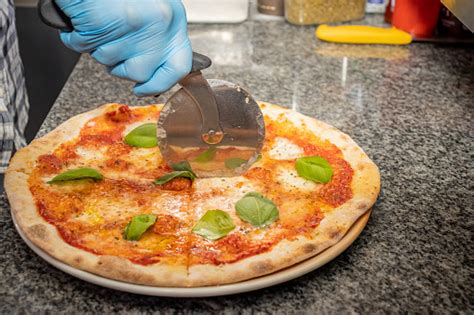 현지 피자와 자이로 레스토랑에서 마게리타 피자를 자르는 남자 레스토랑에 대한 스톡 사진 및 기타 이미지 레스토랑 만들기 밀가루 Istock