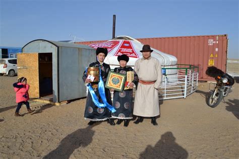 Дэлгэрхангай суманд аймгийн аварга малчин 2 төрөн гарлаа