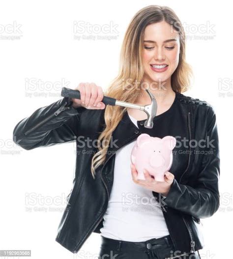 프론트 뷰 1인 허리 초상화 아름 다운 금발 머리 코 카 서 세대 Z 여성 젊은 여성 서 서 가죽 재킷 바지 T 셔츠 셔츠 성공 좌절 불쾌 침략 T 셔츠에 대한 스톡 사진