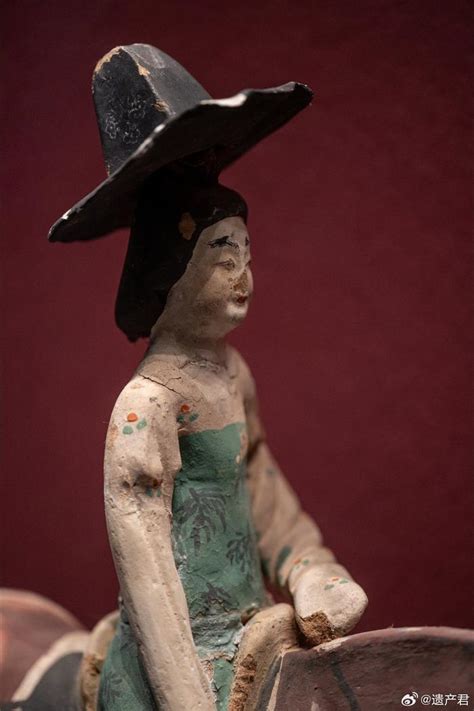 新疆阿斯塔纳古墓出土的唐代戴帷帽骑马仕女俑